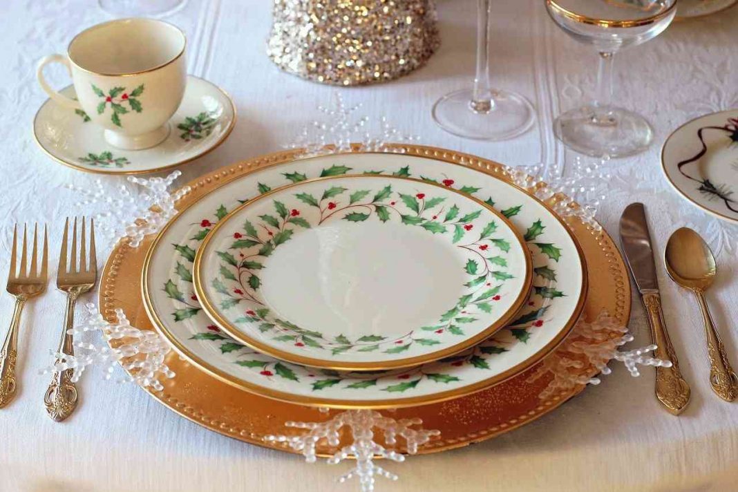 Decorare la tavola di Natale 2020 in modo elegante, semplice o creativo
