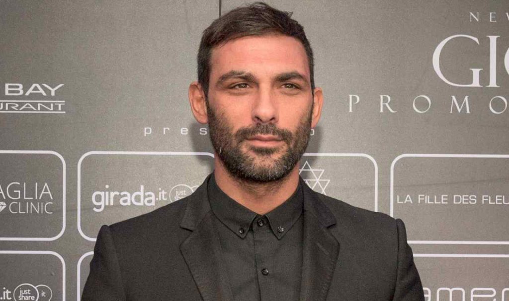 Era il tronista più desiderato nel 2005: oggi a 41 anni è diventato ...