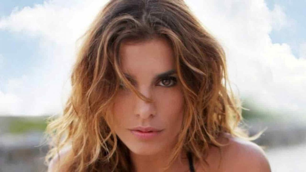 Elisabetta Canalis è la più bella del reame: perfetta in intimo, lo ...