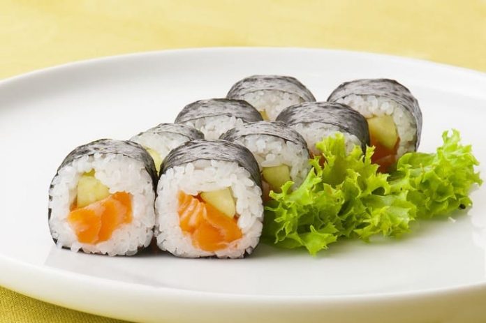 Come fare il sushi fatto in casa: pesce crudo, cotto con e senza alga
