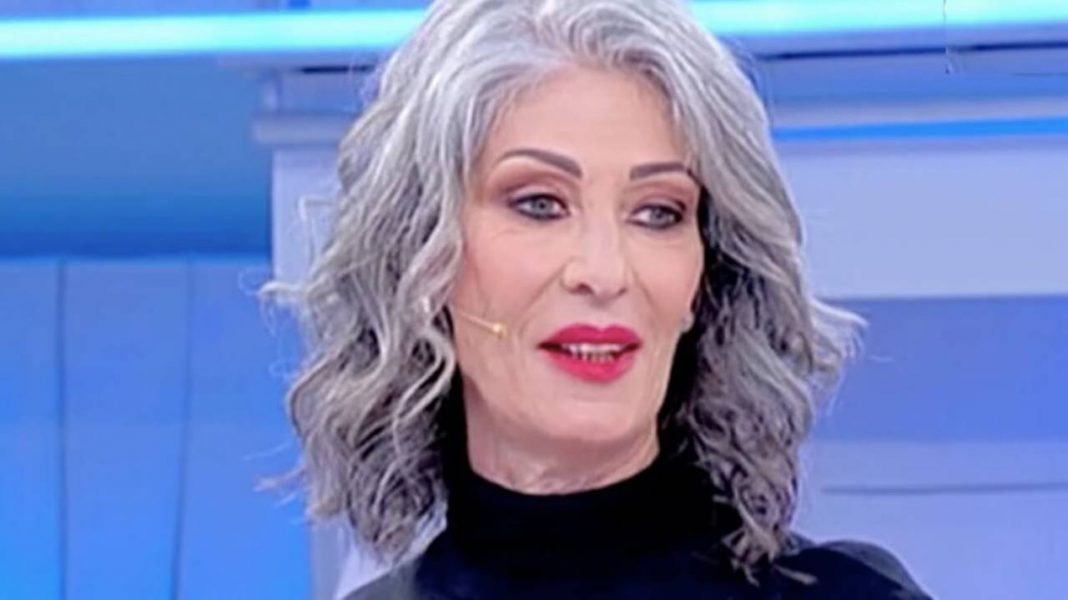 Trono over Isabella Ricci come si è presentata in studio: truccatissima ...